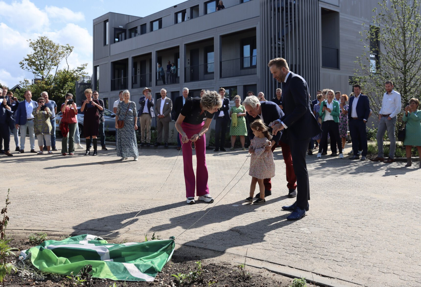 Hugo de Jonge verricht officiële opening woonbuurt Rivierduinen in ...